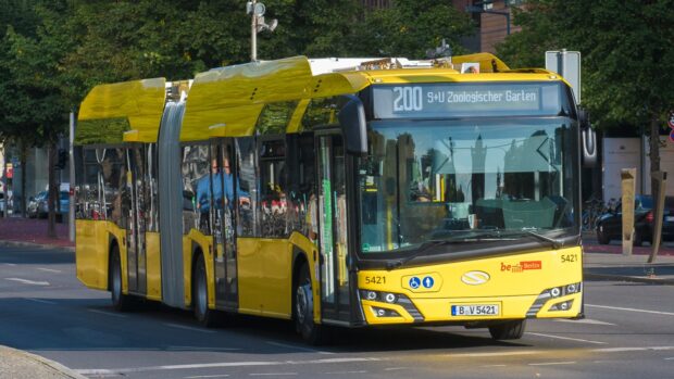 Berlin erweitert E-Bus-Flotte: 270 neue Solaris-Gelenkbusse ...